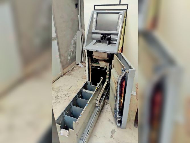ATM cutter looted by 3 lakh rupees from gas cutter in Chheharta | लूट ...
