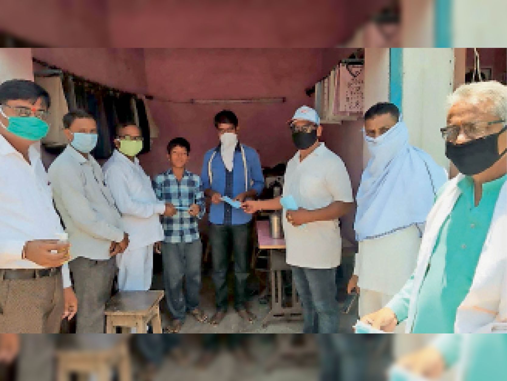 BJP Kisan Morcha made people aware by distributing masks | जागरुकता ...