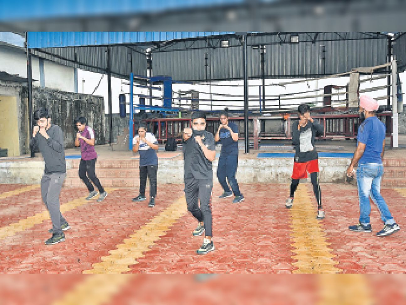 Boxers entering the boxing ring, increasing stamina with individual ...
