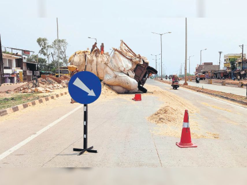 Overload trolley overturned traffic disrupted for eight hours ...