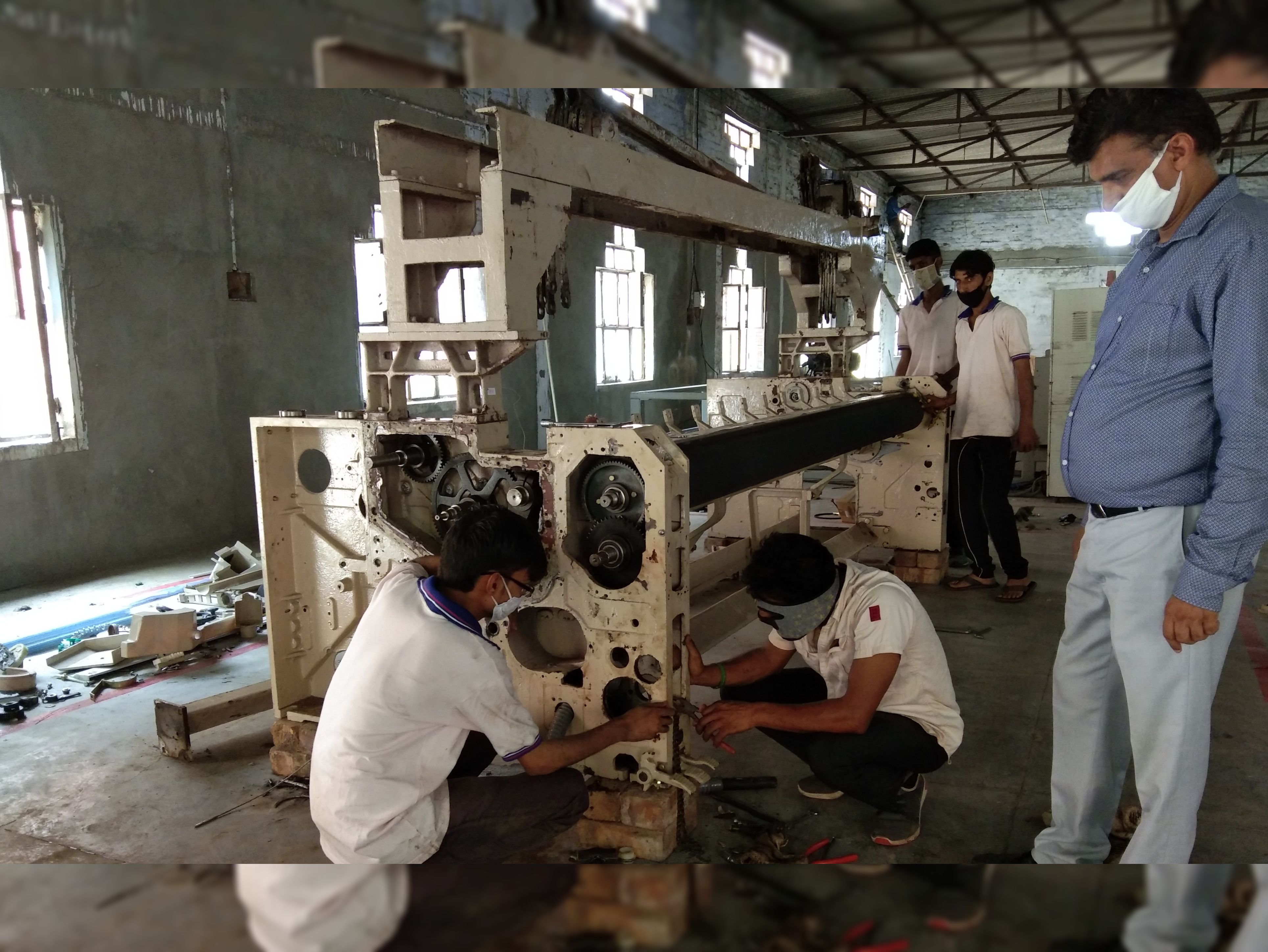 Engineers opening Chinese machines, will make parts here, montage ...