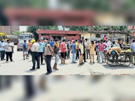 Police seize vegetable hawkers lying under Dera Road bridge, Shiv Sena ...