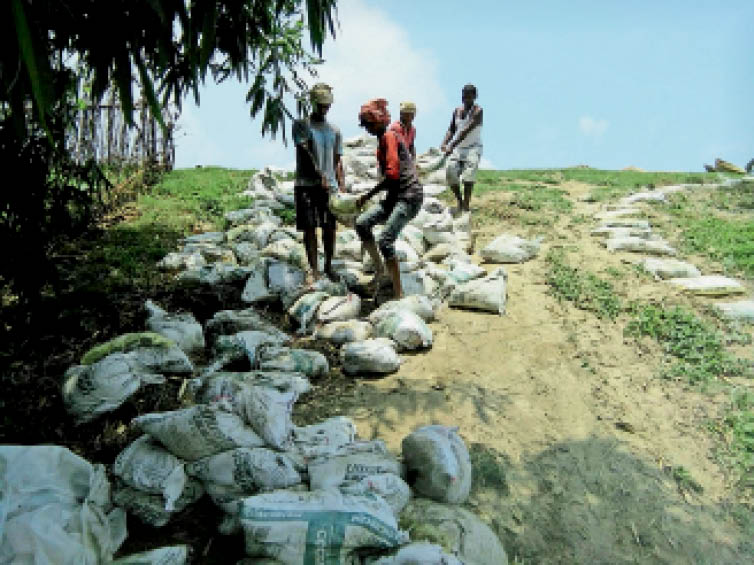 Leak at Zamindari Dam in Narwar, water entered in 150 houses of Rampur ...