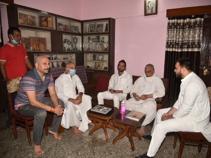 Tejashwi Yadav : Bihar RJD Leader Tejashwi Yadav Reached House Of ...