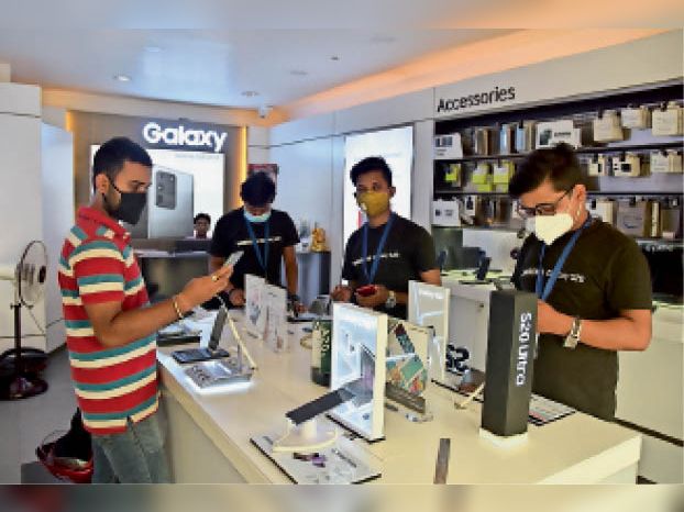 Mobile sales grew four times in Dhanbad due to online studies | बाजार ...