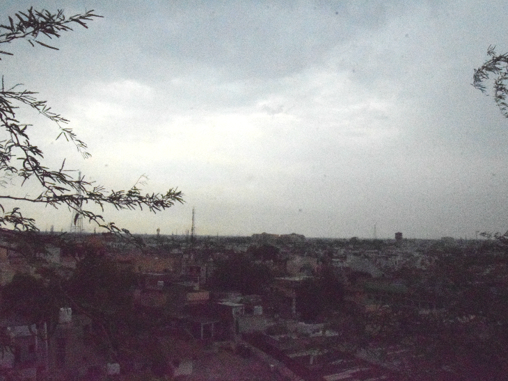 Monsoon knocks with drizzle, rain still expected, maximum temperature ...