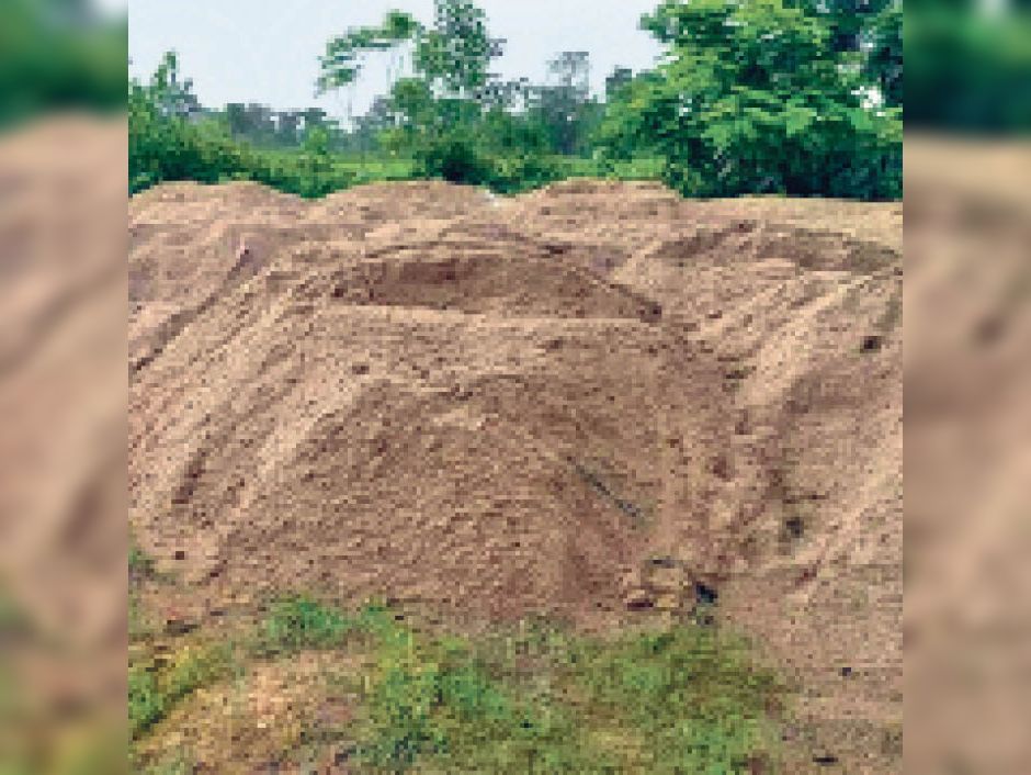 Sand lock ... Construction work stopped by businessmen | हाइवा- डंपर से ...
