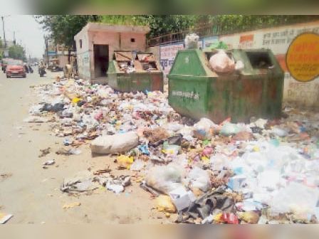 Safai workers collect 150 tons of garbage in half city on group holiday