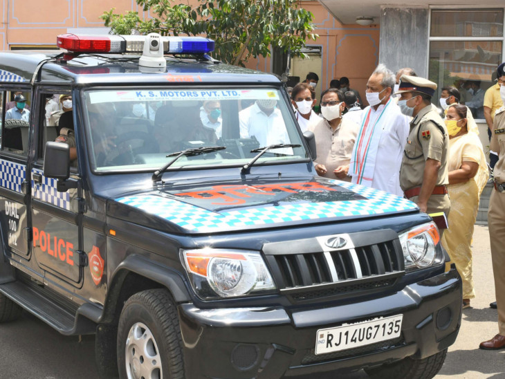 Ashok Gehlot: Rajasthan CM Ashok Gehlot Flagged Off Police Chetak ...