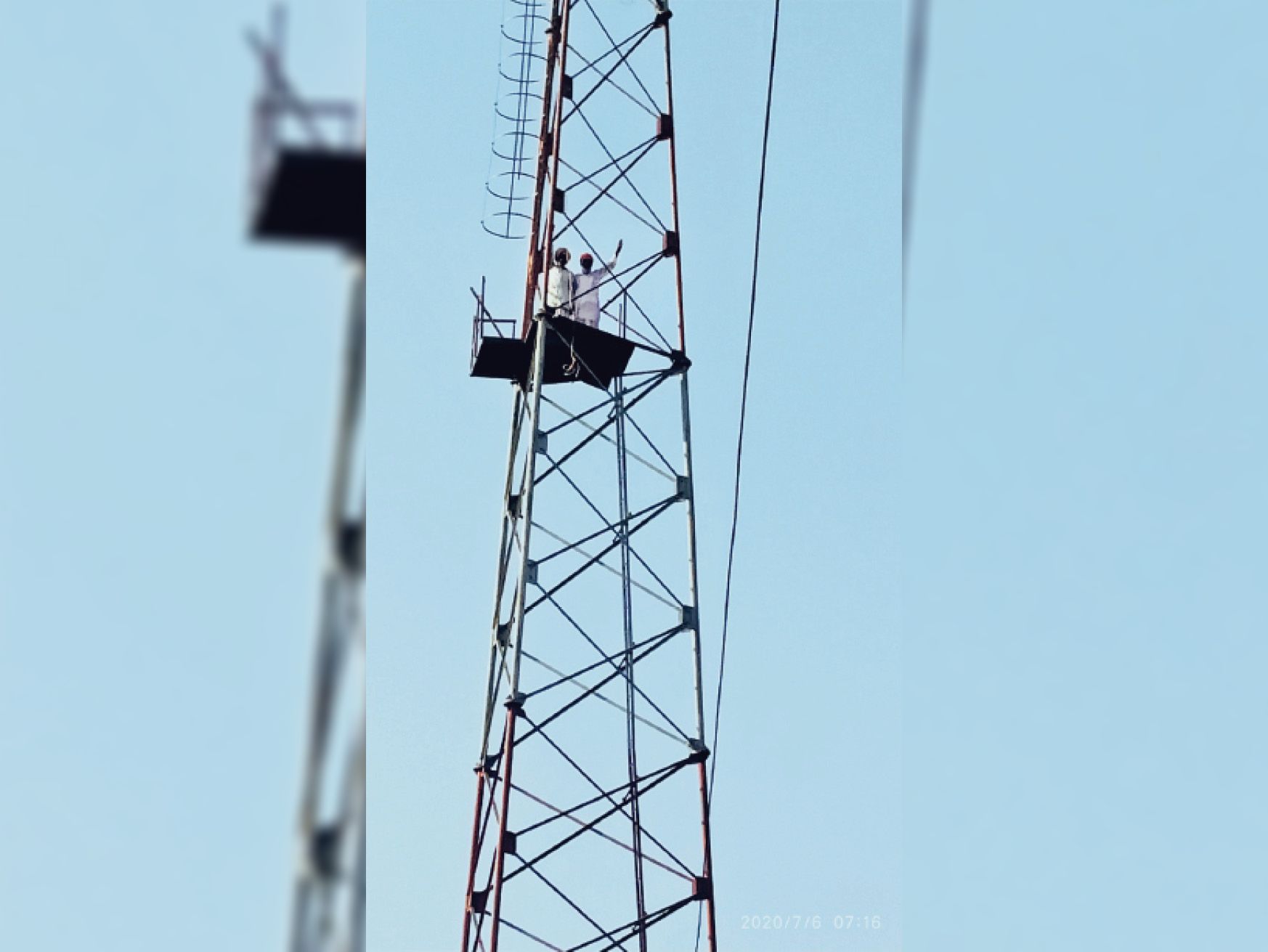 2 members of the struggle committee for employment climbed 120 feet ...