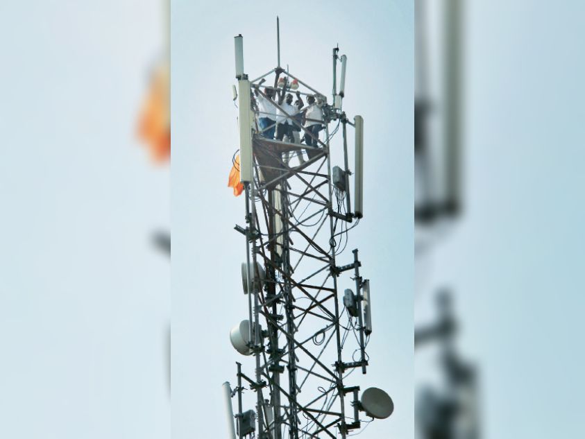 BSNL Contract Worker Climbed 150 Feet High Tower | टॉवर पर धरना: 150 ...