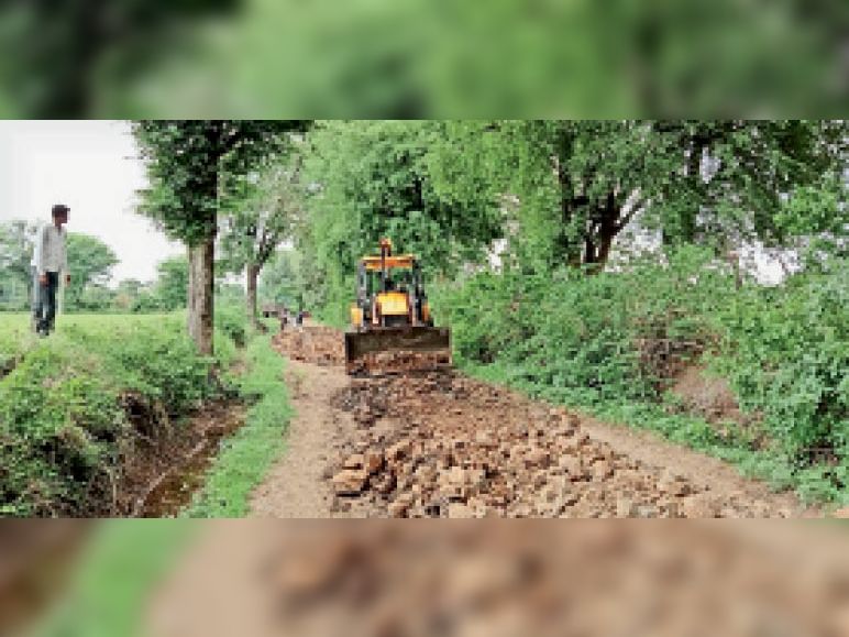 Farmers built a three-km long road in Chharawad by pouring mooram at ...