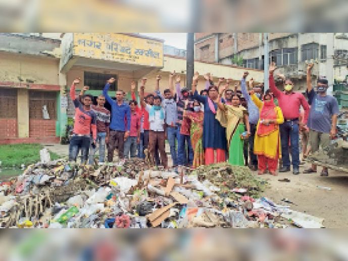 People protest against garbage and garbage collection in the city ...