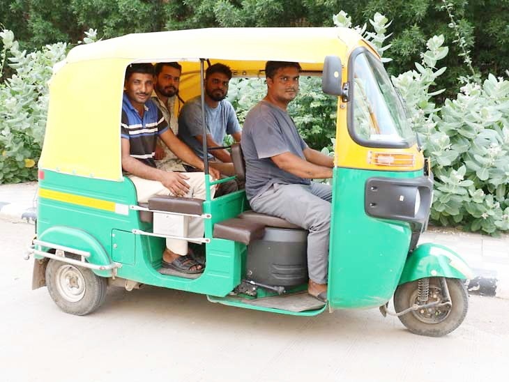 Uniform mandatory for auto rickshaw drivers of Gujarat, wearing blue ...