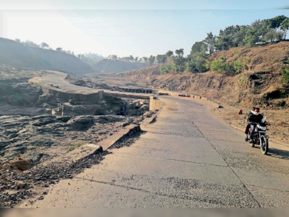 Villagers said - If the driver missed a S-shaped bridge without railing ...