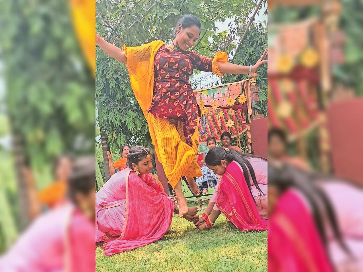 Students put Teeda and Kakli in the house celebrated | पहली बार ऑनलाइन ...