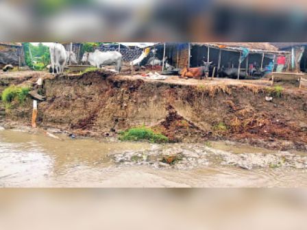 Two dozen houses in Rasalpur, due to erosion, one was destroyed | बाढ़ ...
