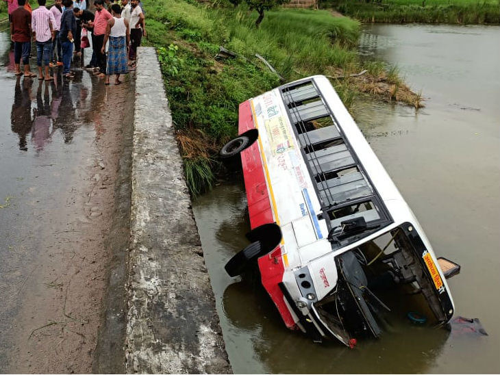 UP Bus Road Accident Today; 14 Passengers Injured After Bus Falls Into ...
