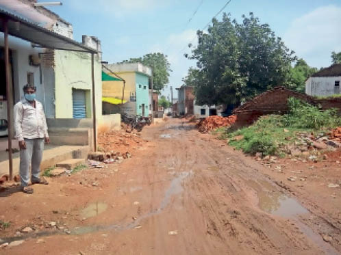 Basic facilities not available in Chanderi, roads turned into marshes