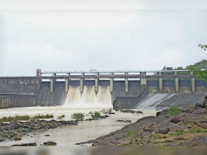 Strong rain overnight, 3 gates of Satpura Dam opened | जोरदार बारिश ...