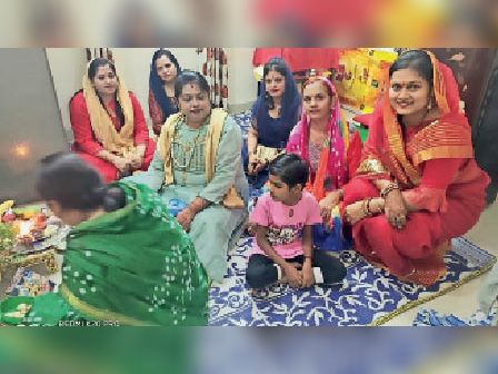 Sindhi society celebrated Teej at home this time, made a swing and ...