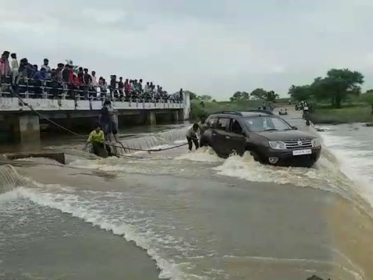 Car stuck in river drift on Pench Nasional Park road in Chhindwara ...