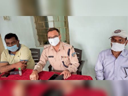 Police busting fake English liquor with the help of villagers, one ...