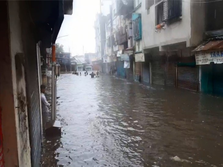 After 2006, floods once again in Surat, after releasing water from Ukai ...