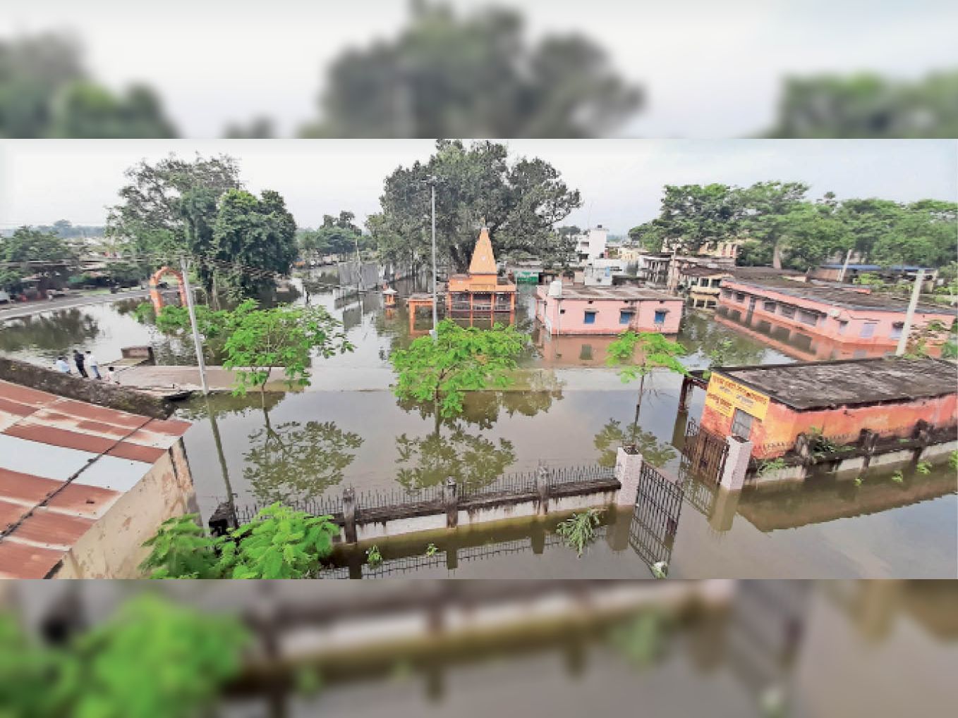 Flood in 80 villages, water flooded on State Highway of Taraiya ...