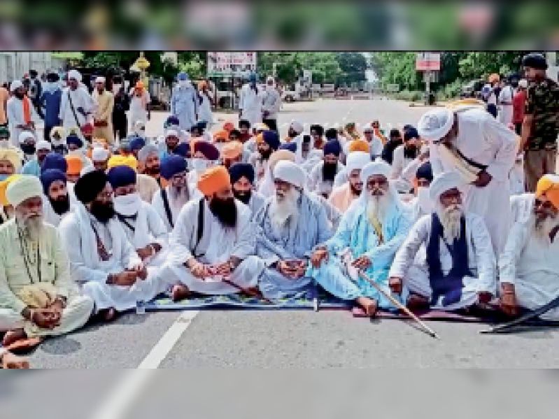 Baljit Singh Daduwal chants with Sangat, demands action | विरोध: बलजीत ...