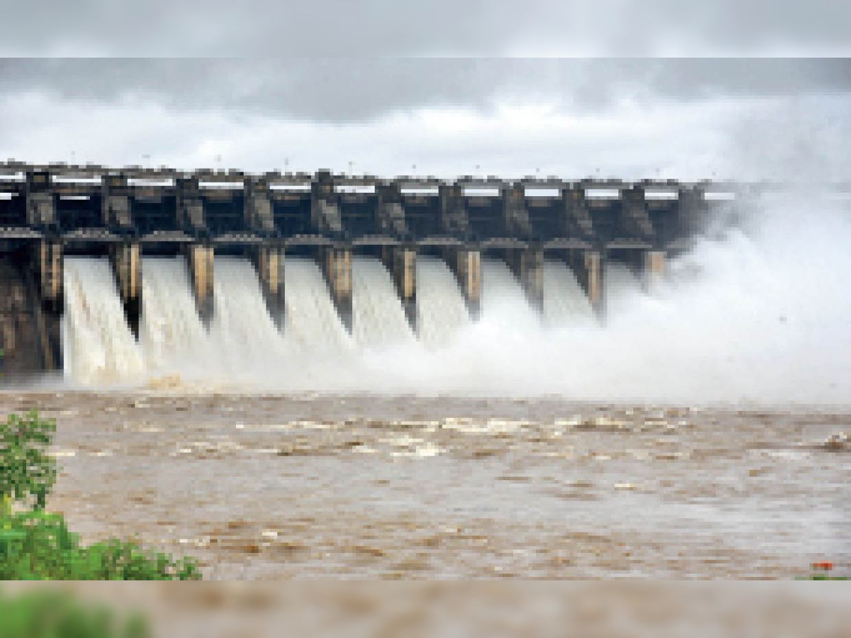 13 gates of Bargi dam opened, releasing 1.21 lakh cusecs of water | सभी ...