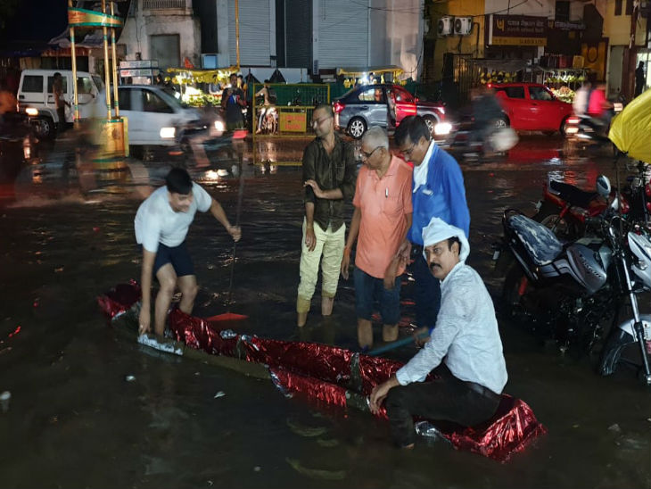 An hour of torrential rain in Balaghat made the city a river; Merchants ...