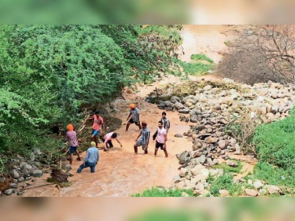 Turning Siswan River to save the road | समस्या: सड़क को बचाने के लिए ...