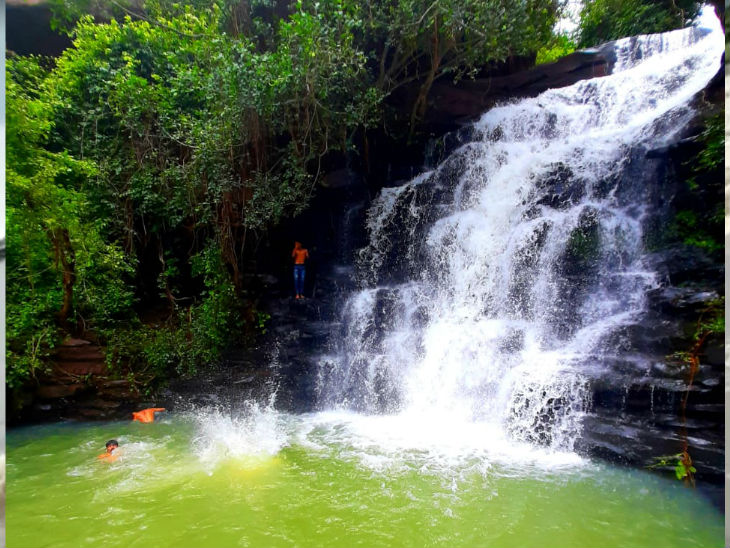 Mini Pachmarhi waterfalls fall from hundreds of feet height among ...