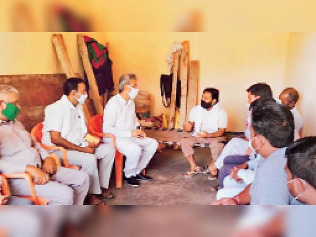 Rao Narendra Singh met the victim's family in Dongra Ahir | सीबीआई जांच ...