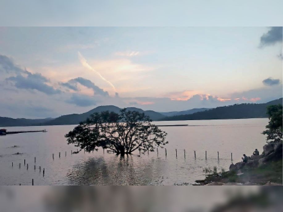 Saroda dam is full due to 25 inch rain in season, view the sunset from ...