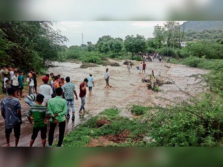 11 pm: 2 cattle herders trapped in the hills of Sena, will rescue today