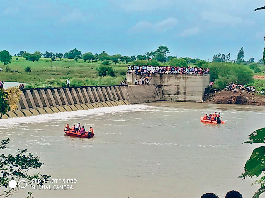 The young man, who was removing the bike on the dam fell into Parvati ...