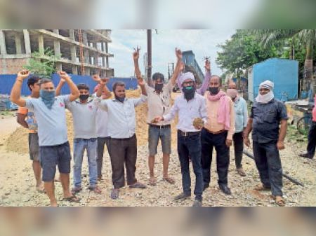 Poor sand is being used to build roads, people protest | विरोध-प्रदर्शन ...