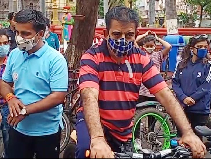 Fit India Movement; Indore BJP MP Shankar Lalwani Cycled From Rajwada ...