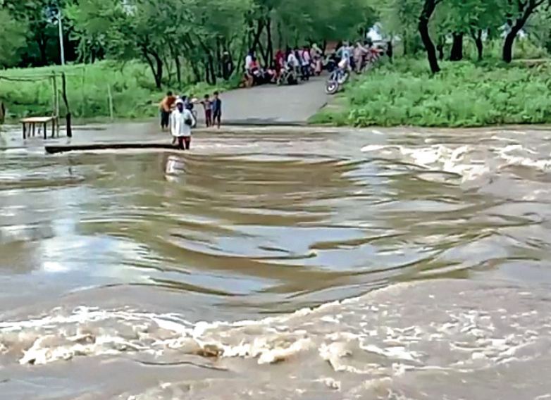 Rivers overflow, water on bridges; Traffic also stopped, people kept ...