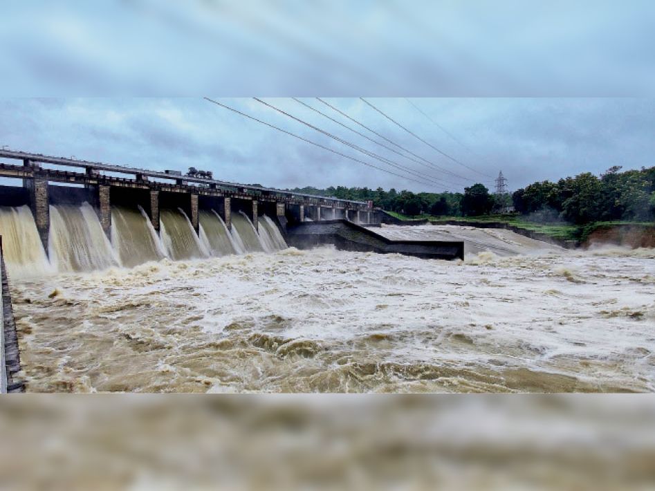 Tawa river floods in the afternoon, 12 gates of Satpura dam opened up ...