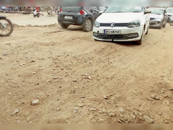 Mud sunk down on the culvert, cars bump into the ground