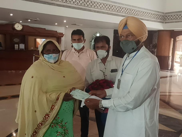 Punjab government gave five lakhs check to Simranjeet Kaur, the first ...