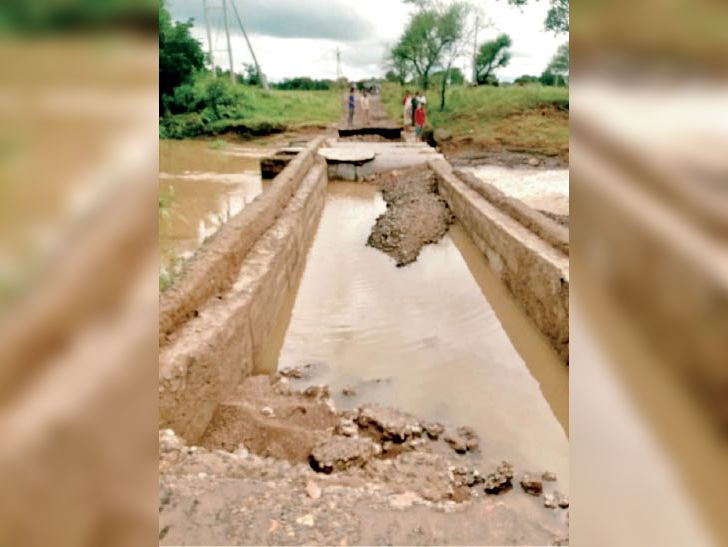 Moorum cast on the culvert in the fast flow of water | तेज बारिश ...