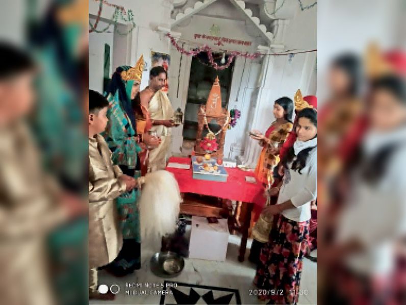 Prayers to the devotees, who reached the Jain temple on Purnima