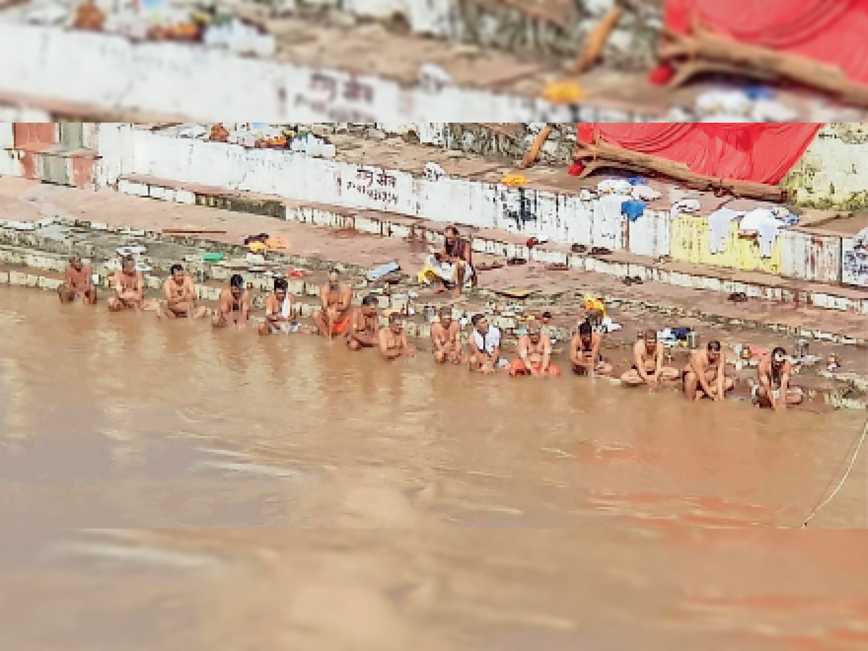People arriving at the Chakratirtha Ghat of Tirthanagri to offer ...