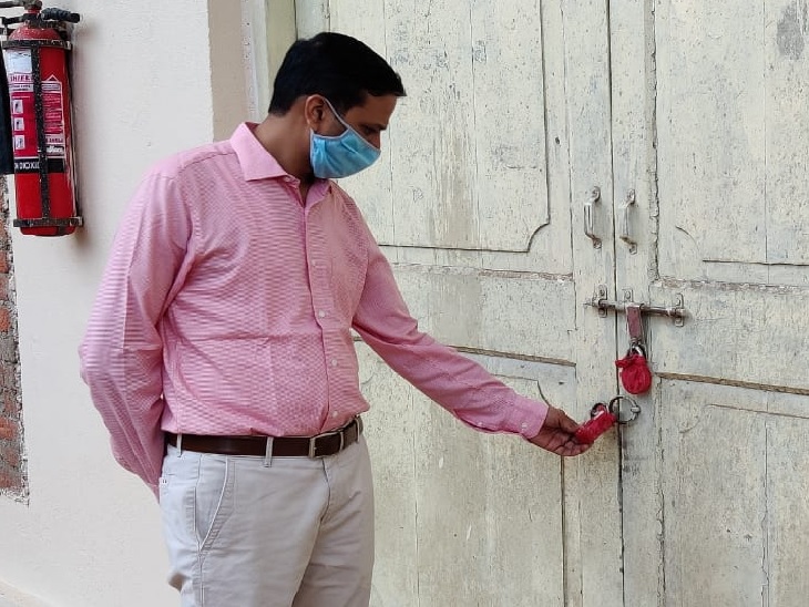 Chavi Ranjan; Ranchi Deputy Commissioner Chavi Ranjan Inspect EVM Ware ...