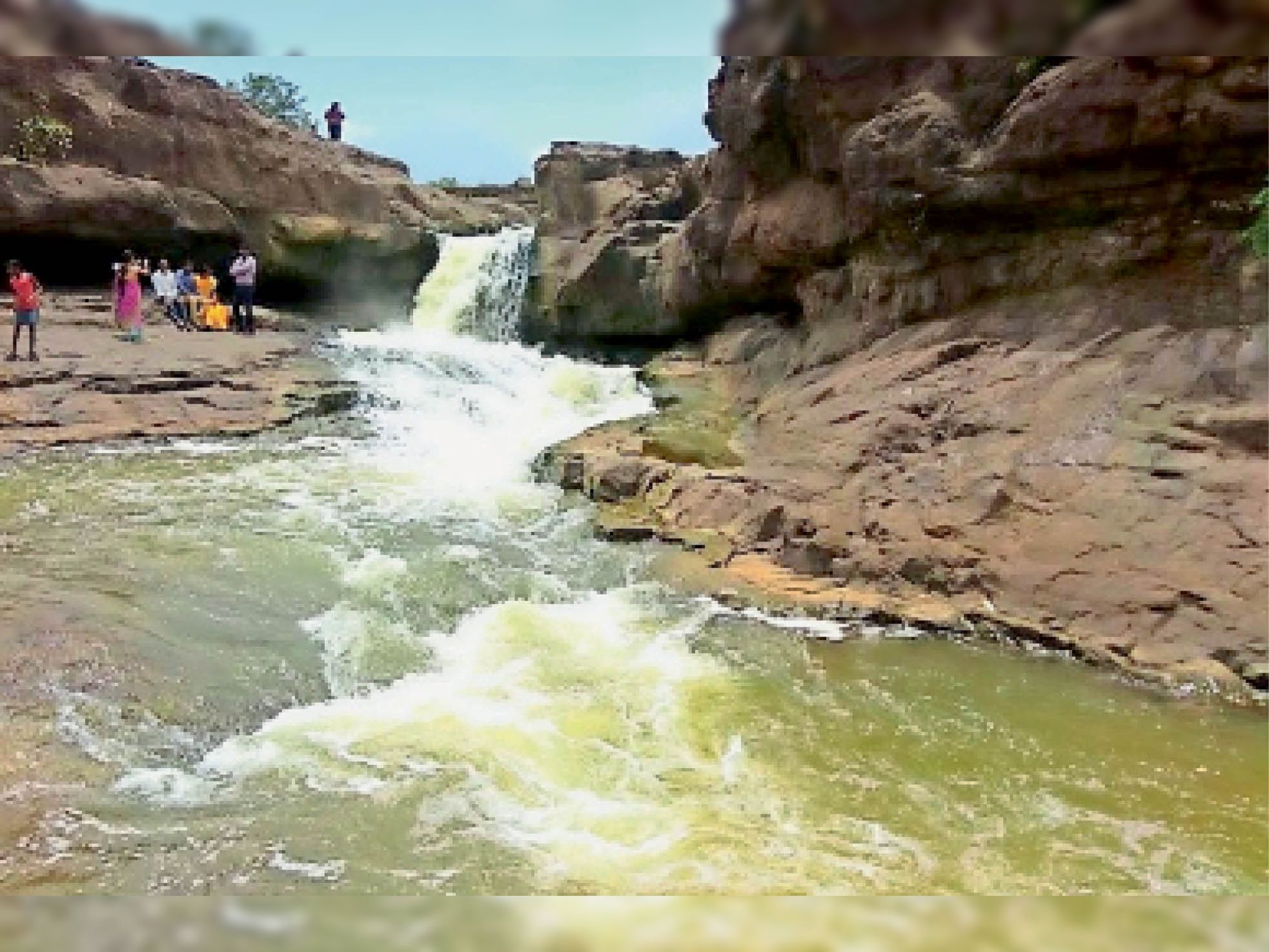 The waterfall in the plateau of Asan river tempts the tourists | मौसम ...
