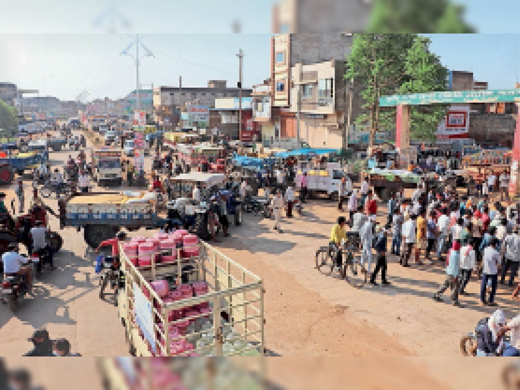 Farmers agitated seeing Mandi Gate locked, 2 times in 3 hours ...